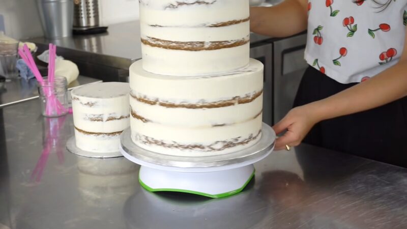 How to Tier a Cake - Tips and Tricks for Picture-Perfect Creations