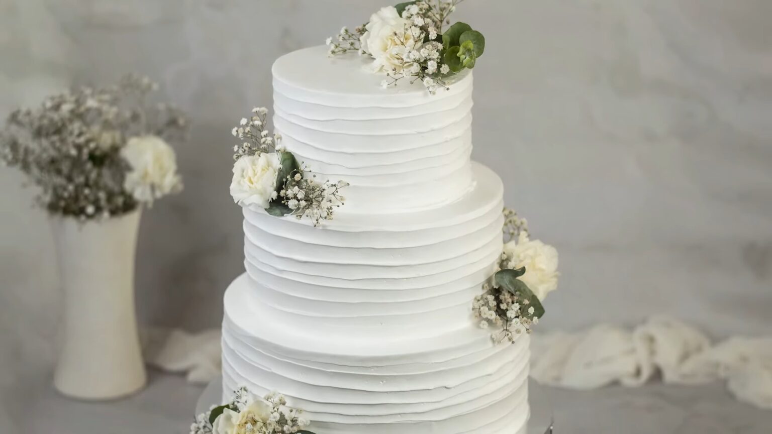 How to Tier a Cake - Tips and Tricks for Picture-Perfect Creations